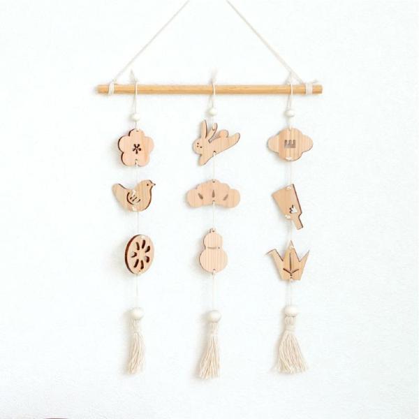 女の子の誕生と健やかな成長を祝う桃の節句を彩る、天然木で作られた可愛い木製雛人形のつるし雛。ひな人形の脇飾りとして人気の高いつるし飾りは、飾るだけでひな人形をより華やかに引き立てます。コンパクトなデザインで、玄関やリビングボードの上など限ら...