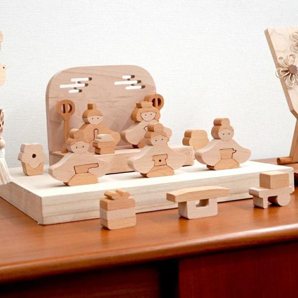 桃の節句をあたたかく彩る、天然木のやさしい雛飾り。「クムキ 組〜くみ〜 五人雛飾り」は、ブナ材を使用した収納式の木製ひな人形です。女の子の健やかな成長を願い、リビングや玄関にも手軽に飾れるコンパクトサイズで設計。和室にも洋室にも馴染むナチュ...