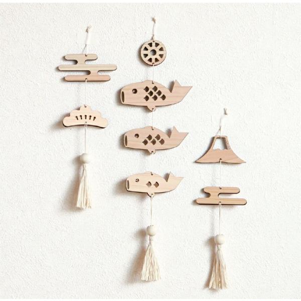 男の子の誕生と健やかな成長を祝う、端午の節句を彩る木製のこいのぼりです。小さな鯉のぼりがアクセントとなり、ご好評をいただいております。壁掛けとしても、室内用・卓上用としてもお楽しみいただけるデザインです。コンパクトなサイズは、現代の住宅事情...