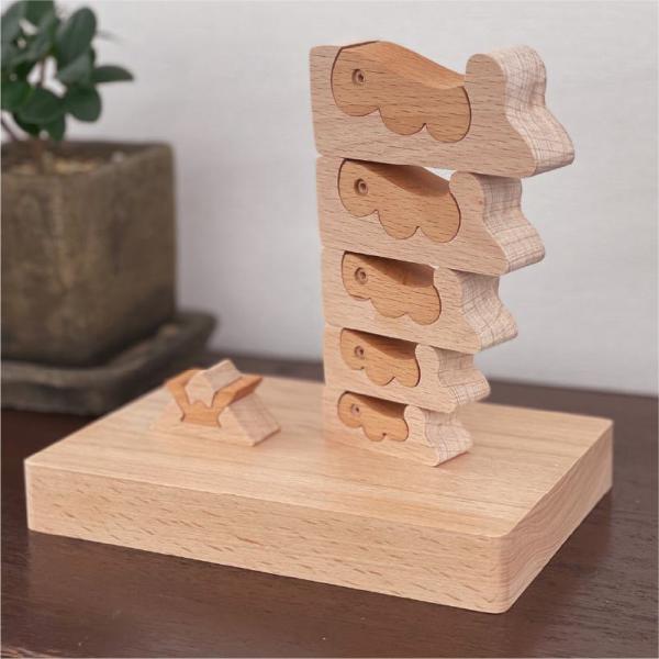 男の子の誕生と健やかな成長を祝う、端午の節句を彩る木製の五月人形です。木製のこいのぼりは、室内用としても卓上用の鯉のぼりとしてもお楽しみいただけます。コンパクトなデザインは、現代の住宅事情に合わせて設計されており、玄関やリビングボードの上な...