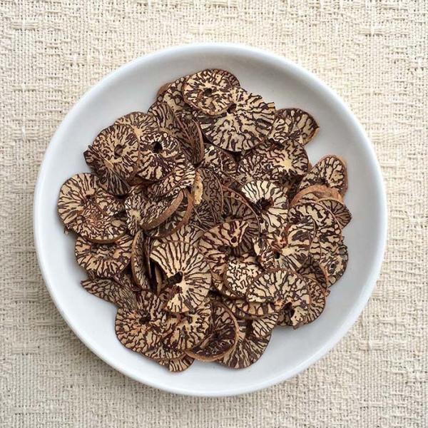 商品情報名称 柘榴（ザクロ）果皮産地名 台湾内容量 1袋 100ｇ※大口発注は別途ご相談ください。割引等がございます。保存 自然乾燥備考 ひとつ屋の植物染料には、生薬（漢方薬）として販売されているものをはじめ、自家栽培しているもの、さらには...