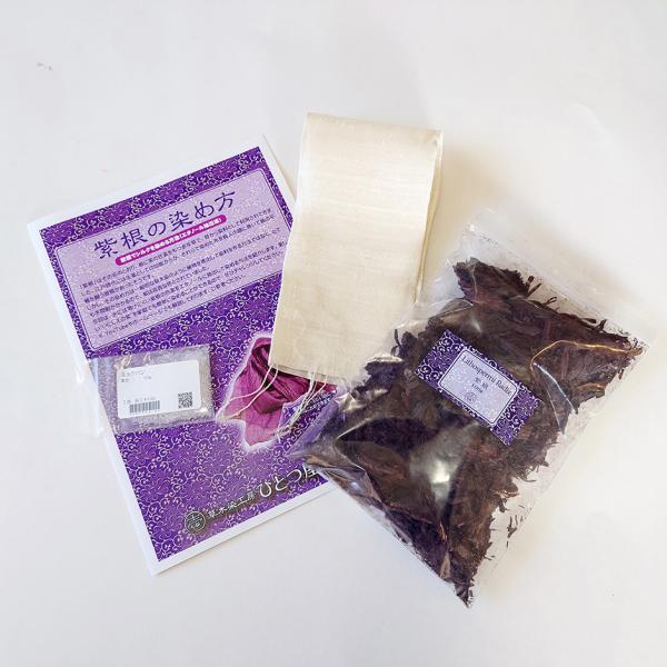 ◆ 内容物・紫根(染料)：100ｇ・シルクのストール(タイシルク)：1本(30×160cm) ※ストール手織りです。予めご了承ください。・明礬(ミョウバン)：10ｇ・紫根の染め方説明書（レシピ）※詳しいサイズやデザインは、掲載の一覧表をご覧...