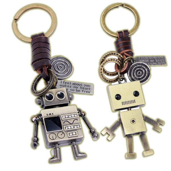 ブリキのおもちゃをモチーフにしたかわいらしいロボットのキーホルダーです。レトロな雰囲気と脱力系の存在感に癒されること間違いなし。無機質な金属だけでなくレザー巻きがあるから、あたたかみも感じられます。AタイプとBタイプの2種類のロボから、お好...