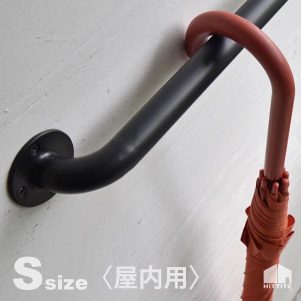 【サイズ】横幅368mm、縦幅65mm、奥行き56mm【重　さ】約700g【素　材】鉄【カラー】艶消しブラック（マット仕上げ）【生産地】日本(京都府) 【メ　モ】・マイナスビス付属（3.8×50mm）・設置場所によって使用する留め具が異なり...