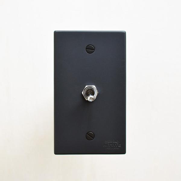 【サイズ】図面をご確認ください。【内容】アイアンプレート、3路式トグルスイッチ、取付け用ビス、裸圧着端子、絶縁キャップ【カラー】プレート：ブラック、ホワイト、グレーのいずれかをお選びください。ビス：ブラック、ホワイト、グレー、シルバー、ゴー...