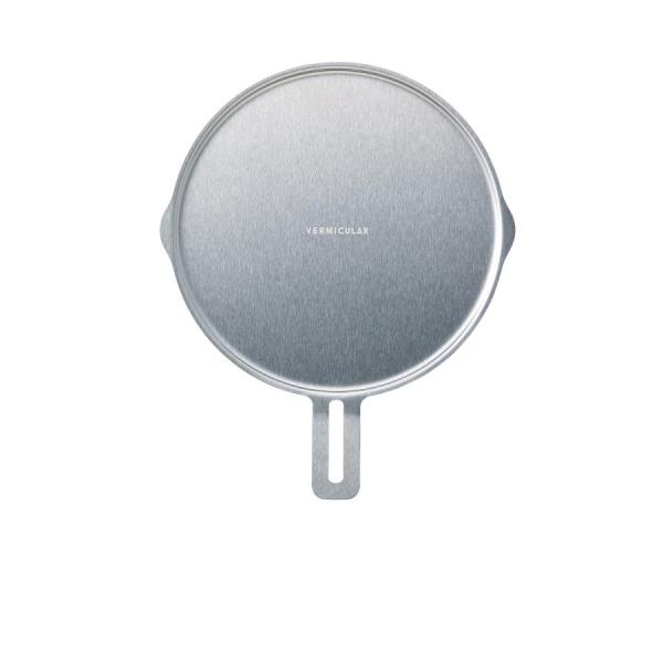 バーミキュラユキヒラのために設計された、こだわりのフィット感で、調理時の鍋蓋としての活用はもちろん、フラットな形状のためスタッキング可能で、冷蔵庫収納にも便利なデザインです。※無水調理はできません。