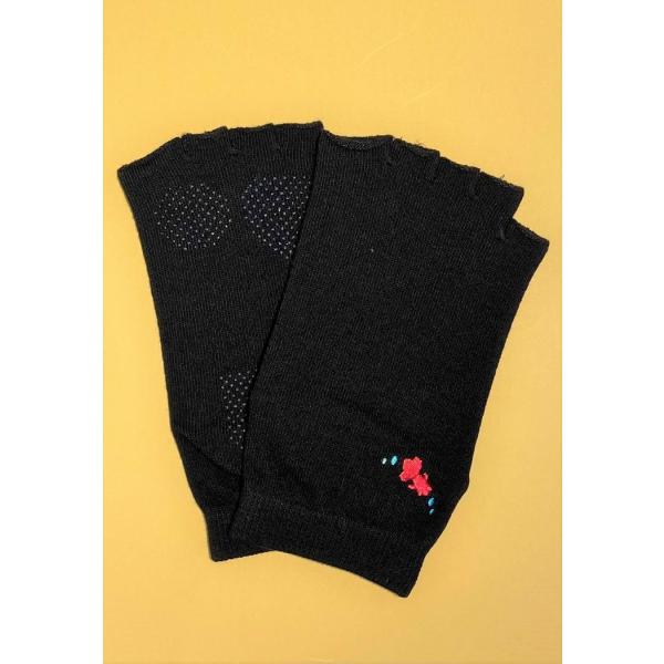 【発売日：2021年07月13日】店舗でも大変人気のあるヨガソックスに新しく金魚の刺繍が登場！発売を記念して枚方蔦屋書店Yahoo!店限定価格にてご用意できました。お肌に触れる内側がシルク、外側がコットンの冷え取りヨガソックス。一枚でシルク...