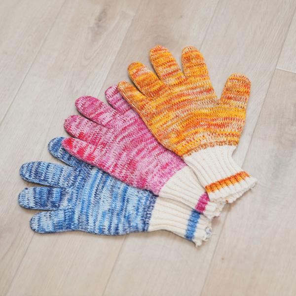 創業８０年を越える手袋屋さんが作った、熱に強く破れにくいコットン１００％の特殊手袋です。ミトンに比べ、指が自由に動かせるので、熱い物などが掴みやすい手袋です。茶碗蒸しも楽々掴めます。ガラス職人さんや、漁師さん、地元のパン屋さんも愛用の、職人...