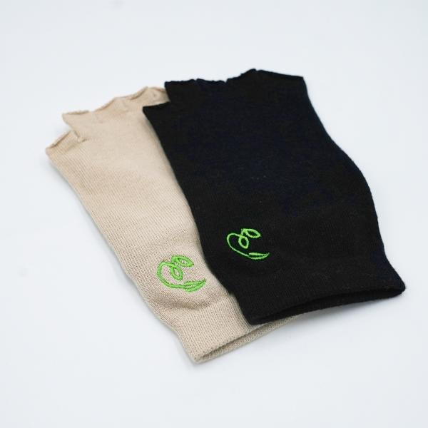 お肌に触れる内側が絹　外側がコットンの冷え取りヨガソックス。一枚で、シルクとコットンの重ね履きです。軽くて締め付けないので動きやすく、滑り止めも付いているのでシークエンスも楽々。シルクの特徴である、保湿性　吸湿性　通気性により、夏は涼しく　...