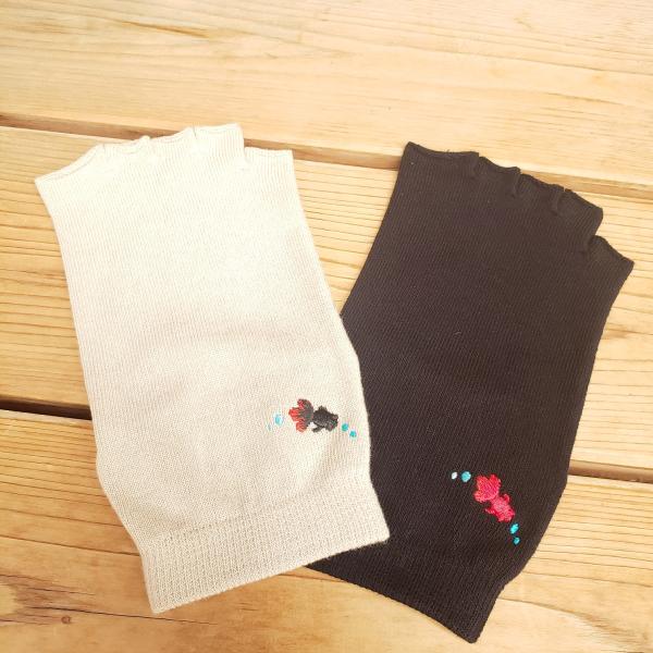 お肌に触れる内側が絹　外側がコットンの冷え取りヨガソックス。一枚で、シルクとコットンの重ね履きです。軽くて締め付けないので動きやすく、滑り止めも付いているのでシークエンスも楽々。シルクの特徴である、保湿性　吸湿性　通気性により、夏は涼しく　...