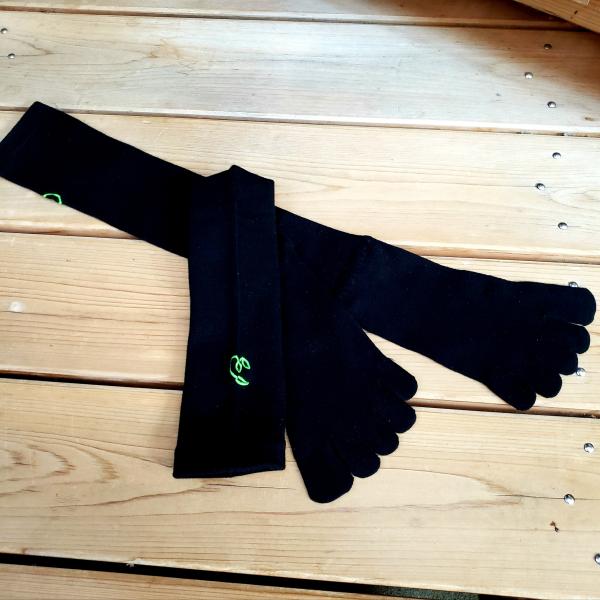 着圧ソックスを履くと効果があるが、履き辛い　毎日は無理　長時間はしんどいそんな意見をもとにほど良い締め付けの着圧ソックスを作りました。サイズも足が大きめの方にも履いて頂ける　23-26cmの５本指ソックスです。  足首からふくらはぎにかけて...