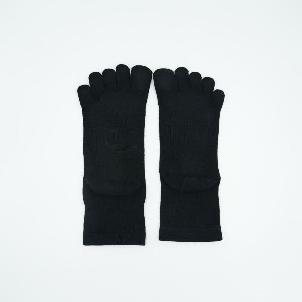 足首を締め付けないふんわりした履き心地の靴下です。締め付けないから毎日快適に履ける、外側コットン　内側シルクの二重編み。一枚で冷え取りができるので、何枚も重ねず楽々毎日続けられます。長さもくるぶしから少し上のアンクル丈です。足裏部分は通気性...