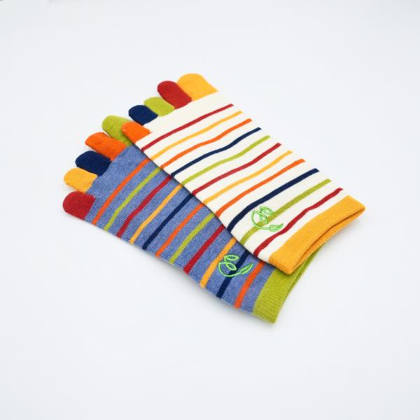 五本指靴下は恥ずかしい！なかなか履きたくても外では見せたくない。 そんなお悩みにピッタリな思わず見せたくなる可愛らしさを詰め込んだ五本指靴下です。色も使いやすいデニムやスニーカーにピッタリな配色です。足の甲に可愛い　warmth　のワンポイ...