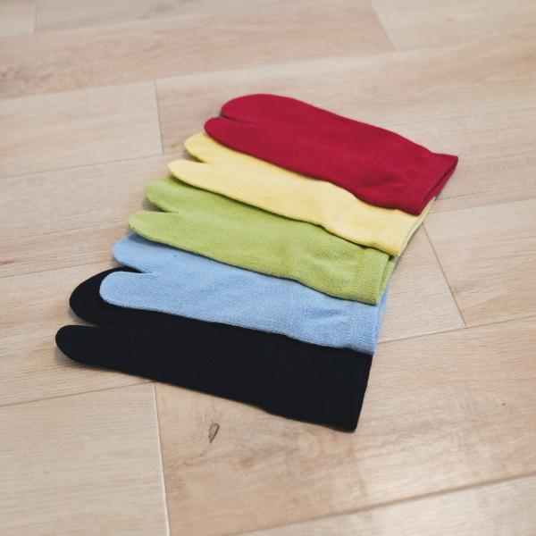 柔らかなコットン　しなやかなリネン　清涼感のあるラミーがバランスよくブレンドされた天然繊維100%の素材を使用した足袋ソックスです。通常の足袋とは違い指又の縫い目がない編み方で、縫製のない足袋ソックスなので左右形が同じで伸びやすく気持ちの良...