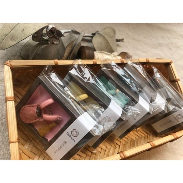 岐阜県の老舗刃物メーカー【長谷川刃物】が作ったかわいく、切れ味の良い豆ばさみ。指でつまむように持ち、軽いカットができます。金糸を散りばめた小さな房は、福岡県の【MARIMO】の職人の繊細な技が光る美しい仕上がりです。ペンケースやポーチ、巾着...