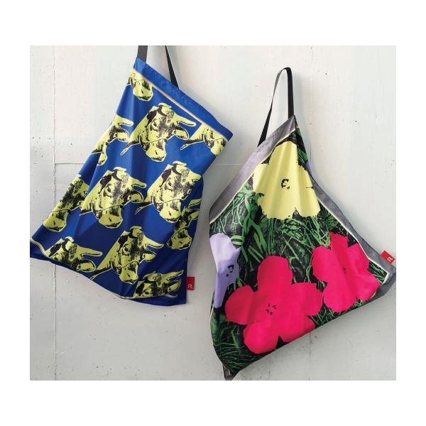 まるでスカーフのようなトートバッグ＝ROOTOTE TABLO（ルートートタブロー）。広げればアートのような存在感。バッグに添えて、日常をさりげなく彩ります。トートバッグの持ち手に付ければアクセントになります。軽やかでコンパクト、贈り物にも...