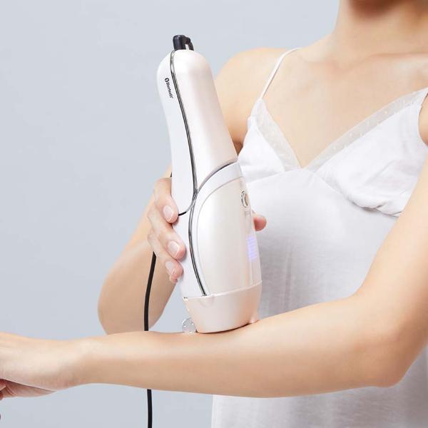 【レイボーテ Rフラッシュ ダブルPLUS VIタイプ】VIまでパワフルにスピードケア！照射口を肌にあてて滑らせるだけでハイパワーフラッシュを高速連射し、全身のムダ毛ケアが最短約3分※で完了します。肌色に合わせて適正な出力レベルを自動で判別...