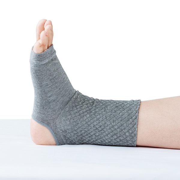 【メディカル備長炭 足裏サポーター 左右1組】寝ている間に磁気の力で足をほぐして血行改善！ポイントは足裏に取り付けた磁気の力。足裏から血行をぐぐっと促進します。生地は紀州備長炭繊維を使用してポカポカ。足裏部分は毛布感覚のもこもこ柄、足首まわ...