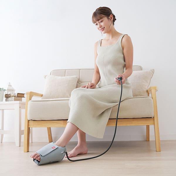 【Dr.PRO フットエアーストレッチ】ギュッと締めて、スーッと解放。仕事や家事で日々頑張る足を、空気圧と2つの指圧ボールで心地よくケアするフットエアーストレッチです。ポンプで空気を注入することで足をしっかり引き締め、ボタンひとつで簡単に解...