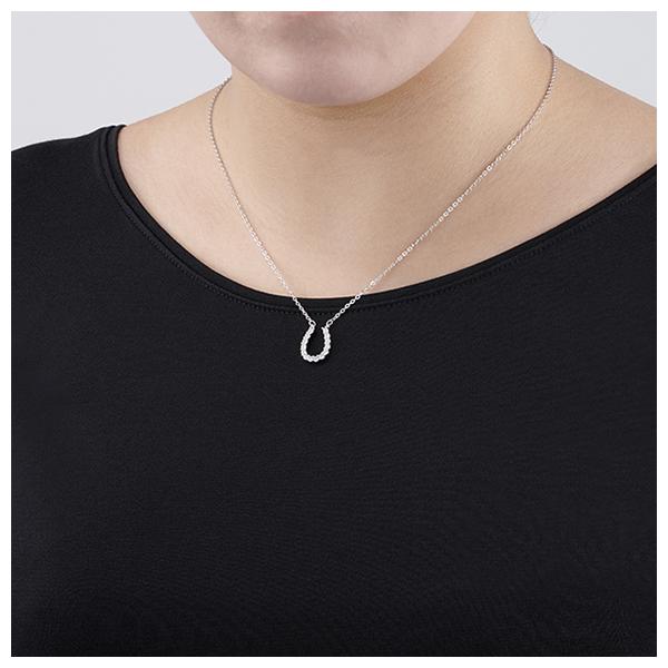 【煌きのキュービックジルコニア馬蹄 磁気ネックレス】キュービックジルコニアを馬蹄形に敷き詰めた煌きの磁気ネックレスです。ヨーロッパでは幸運を招くシンボルとして人気の馬蹄モチーフ。キュービックジルコニアを14石（0.42カラット）敷き詰めた抜...