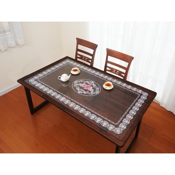 【花柄透明テーブルマット 中サイズ 80×135cm】テーブルへのキズ対策をしながら華やかさをプラス！テーブルマット中央には明るく目を惹くバラ、周りはレース調の柄を配置しており、ベースが透明でテーブルの雰囲気を残しつつ、おしゃれ感をアップし...