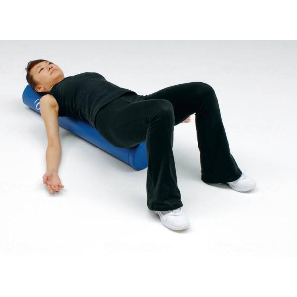 【ストレッチローラー900】正しい姿勢の体得とストレッチの補助に！床に置いたローラーの上に仰向けに寝るだけ。無理な姿勢をとらず、リラックスして自分の体重を活かし背中をポールに当てるだけ。お尻や腰をゴロゴロして筋肉をストレッチ。ストレッチ補助...