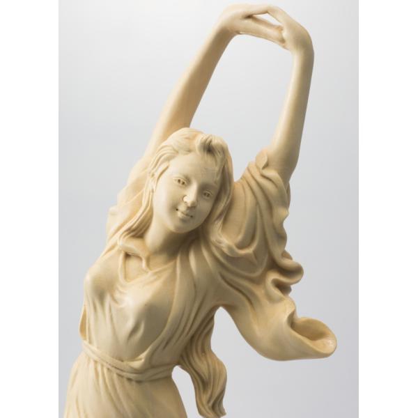 【本黄楊 陽を浴びて】均整のとれた艶かしいしなやかな曲線美と仕草、清楚なイメージを際立たせる美人像、高級木、黄楊一杢彫工芸の大家「葉偉混」氏、渾身の力作。頭からつま先まで色気を放つ仕草、しなやかに動く指先や手つき。また、体が透けて見えそうな...