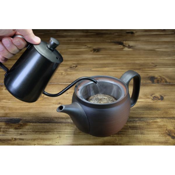 【常滑焼 お手入れが楽なコーヒー急須】日本茶を淹れる急須でコーヒーを！伝統の技を継承する日本六古窯の一つ、常滑焼で仕上げています。常滑焼の良さを存分に引き出し、ステンレスフィルターで漉すため、フレンチプレスのようにコーヒーの旨味や風味がダイ...