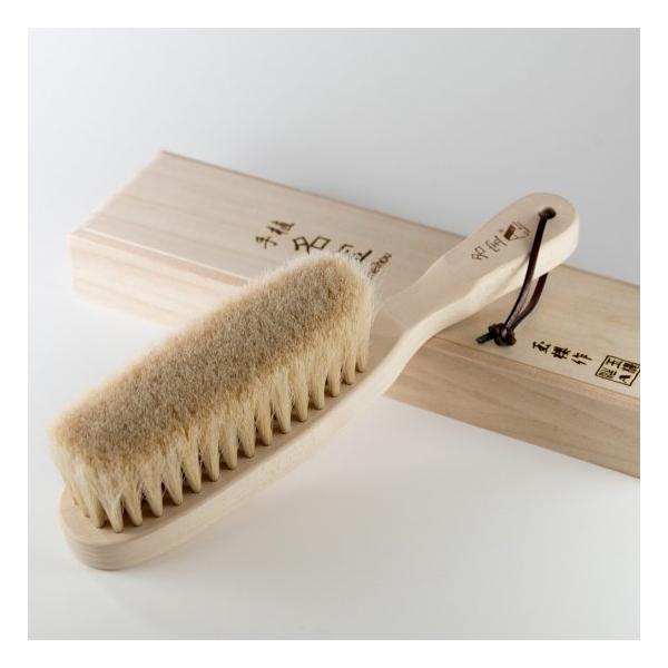 【高級カシミヤ用洋服ブラシ 名宝 桐箱入り】■伝え守りし、手植えの技を施した芸術の一品。カシミヤにも使える柔らかさとブラッシングに必要なコシを兼ね備えた希少な馬毛を100%使用。上質な白馬の尾毛を、約29400本使用し、毛の長さも45mmと...