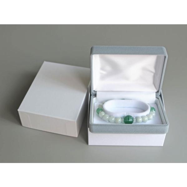 【本翡翠 般若心経 ブレスレット】心安らぐ「般若心経」276文字をグリーン瑪瑙（メノウ）に彫刻。本翡翠（ジェダイト[硬玉]）でまとめました。ステーションにグリーンアベンチュリンを3玉セット。般若心経彫刻玉は日本で加工してます。彫りは繊細で美...