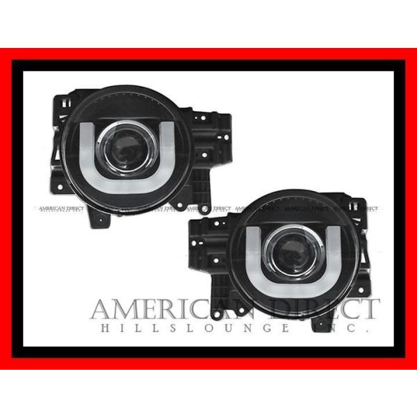 ■US トヨタ FJクルーザー用プロジェクターヘッドライト(ブラックタイプ)左右セットです。ファイバータイプのヘッドライトで、プロジェクターを囲うようにU字型に白いフードが入っており、フードの中のLED(片側8コずつ)により白くU字が浮かび...