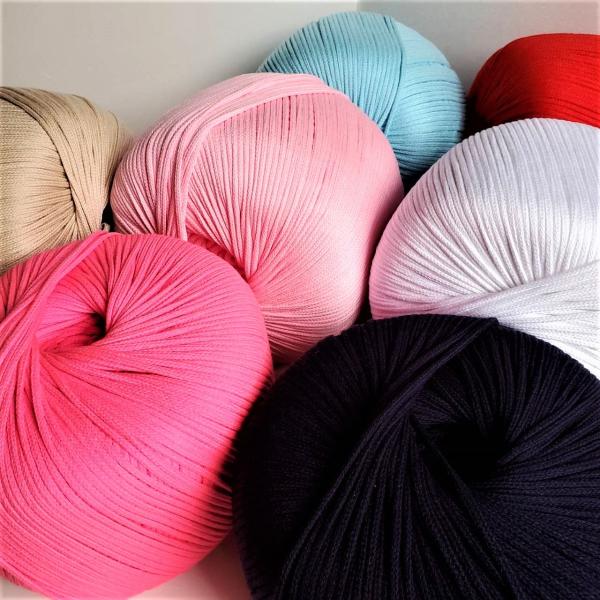 【商品情報】アクリル紐（カラーひも）色：全9色白、ベージュ、ピンクローズピンク、パッションピンク、赤スカイブルー、ネイビー、黒【サイズ】6×6(mm)【注文方法】こちらの商品は、10m単位での販売となります。個数1=10m個数2=20m