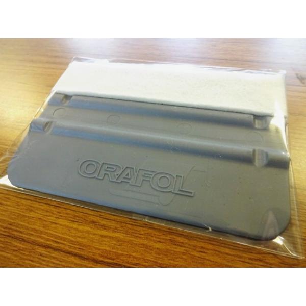 ソフトプラスチックタイプの高機能スキージです。片側にフェルトが付いたコンビタイプになります。フェルト面：ラミ／アプリ掛けのとき使用します。ラッピングフィルムやストーンガードなど直接貼り込む場合にも表面にキズをつけません。ソフトプラスチック面...