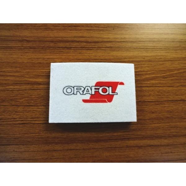 本体がフェルトでできた高機能スキージです。カーラッピングや車両への施工全般に使用できる必須ツールです。細かな凹凸面がある下地に押しつけながら貼り込む作業に必須です。例）ORAJET3954でのレンガ／コンクリート貼り込みなど