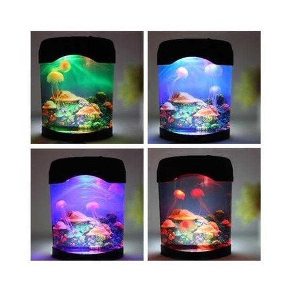 サイズ：18*10*23CM使い方1.　商品のカバーを外して、バケツに水指示ラインまでに水を足して下さい。2.　3匹のクラゲを水に入れて下さい。頭を下向きにしてください3.　単三電池３つを入れて下さい。4.　商品を平坦水平面上に置いてくださ...