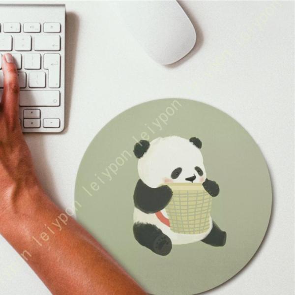 丸形のかわいいマウスパッド。デスク周りをおしゃれでスタイリッシュに。裏面にはゴム素材のすべり止めが付いているので、ズレにくく使いやすい。布の表面は、密度の良い上質な布でできており、表面は細かく滑らかで、ほとんどのマウスに適しております。自宅...