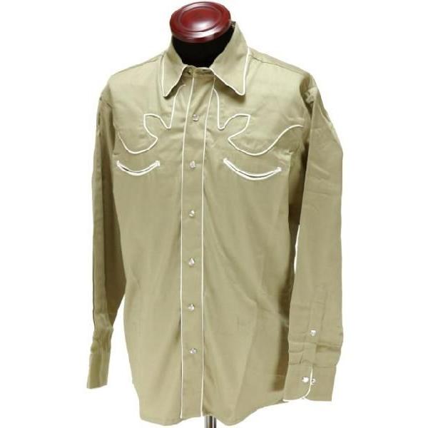 アメリカ直輸入の本格ウエスタンシャツ。 曲線の胸ポケットや縁取りを施した切り替え部分のラインが特徴的で、ブルージーンズのみならずカラージーンズ等との相性も抜群です。襟のボタンは留めボタンで、その他は半透明の樹脂で装飾したスナップボタンを使用...