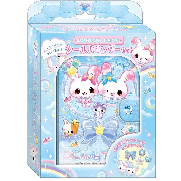 本体サイズ：約170×120×35mm販売サイズ：約255×175×55.5mmセット内容：シールバインダー本体、ボンボンドロップシール1枚、ノーマルシール1枚、スライダー付きポケット1枚、シールシート10枚、メモ8枚素材：PVC、紙、OPP、鉄