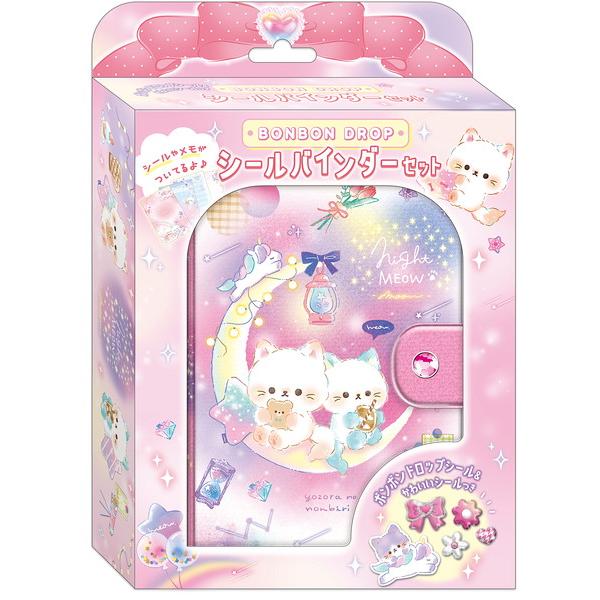 本体サイズ：約170×120×35mm販売サイズ：約255×175×55.5mmセット内容：シールバインダー本体、ボンボンドロップシール1枚、ノーマルシール1枚、スライダー付きポケット1枚、シールシート10枚、メモ8枚素材：PVC、紙、OPP、鉄