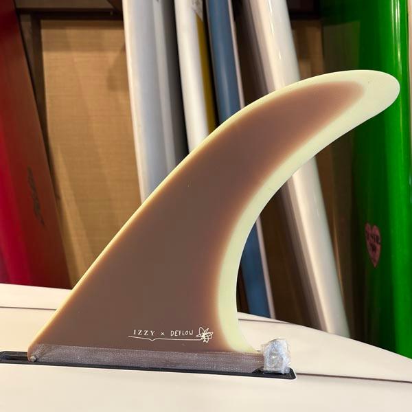 IZZYシグネチャーフィン！ヨーロッパで活躍するIZZYの華麗なライディングをサポート！体重の軽い女性でもフレックスするしなやかさが特徴です！※オリジナルのゴールドスクリューが付属します