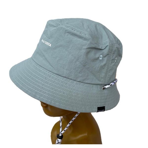 ツバが深く日よけ効果＆スタイリング！！De La COSTA Shade Surf Cap デ ラ コスタ サーフバケットストラップはネオプレーン製で強度を上げ、フィット感も良いです。耳と顎のストラップもCAPの内側に収納可能。本商品の売り...