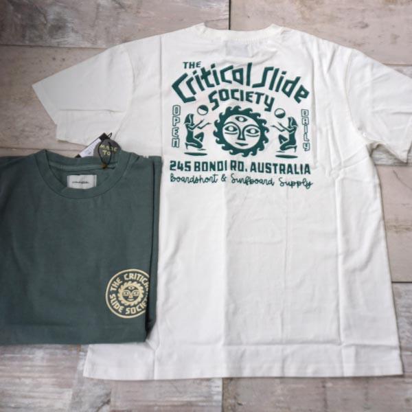 CRITICALSLIDEらしいキャラクターデザイン！ロゴとのバランスが秀逸です！サイズ＝S/M/Lサイズ素材＝オーガニックコットン 100%サイズ        バスト 　着丈         袖丈        肩幅       前下が...