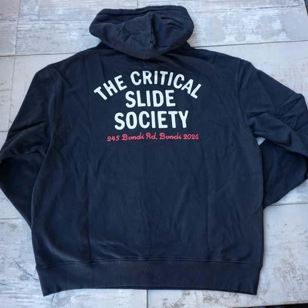 人気ロゴを落とし込んだヘビロテパーカー！平置き実寸M胸囲110着丈69肩幅55袖丈59L胸囲114着丈71肩幅57袖丈61