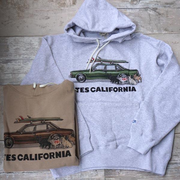 大人気BUHIシリーズ！フロントはサーフィンへと向かう４匹のフレブル、バックプリントは車に乗り込んだ姿を描きました。前後で変化の少ないシュールなデザインが魅力！生地は拘りの詰まった日本製のオリジナルのヘビー裏毛生地を使用。ビンテージの風合い...