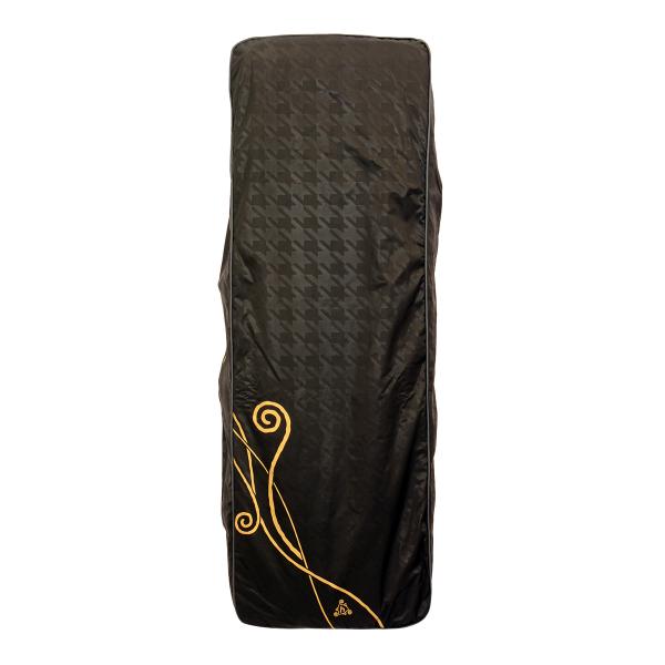 サイズ：約W260・H780・D180~220　素材：伸縮性ポリエステル（防水ラミネート加工　耐水圧10000ミリ）備考：一体化ポーチ付き、サイドファスナー付き、滑り止め付き