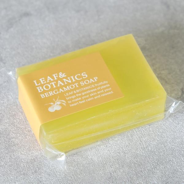 【成分】石ケン素地［洗浄］、水［溶媒］、スクロース［外観調整］、グリセリン［外観調整、保湿］、ソルビトール［外観調整、保湿］、エタノール［溶媒、外観調整］、ベルガモット［賦香］、レモングラス油［賦香］、アーモンド油[エモリエント]、レモング...