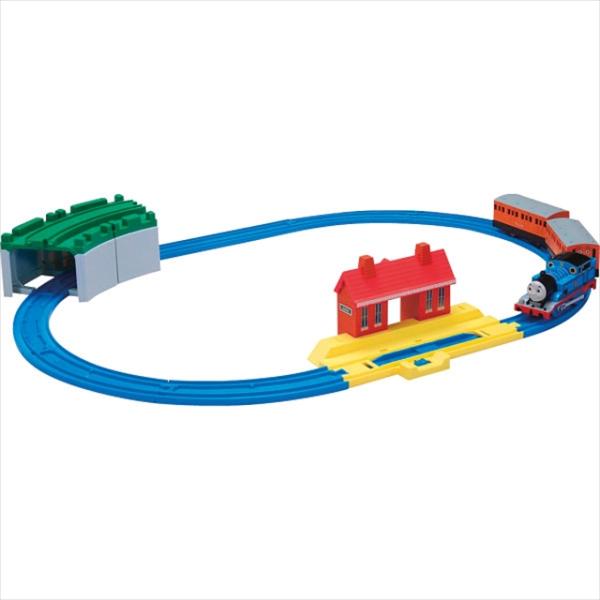 プラレールトーマスをはじめるお子様におすすめ！トーマス(動力車)とアニー＆クララベル(貨車) マロン駅とレンガトンネル2個にレールが付いた トーマスの世界観が楽しめるセットです。レンガトンネルに別売レールを組合わせれば 立体交差レイアウトも...