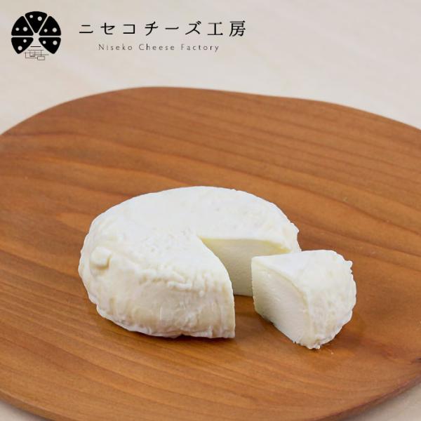 酵母タイプのチーズです。　フレッシュなうちは軽い酸味があり、爽やかでしっとり。熟成が進むにつれて、中身はトロトロのクリーミーでとろける舌触り、旨味が強くなり深い風味の濃厚な味わいに。ワインに良く合い、フレッシュなときは白ワイン、成熟したもの...