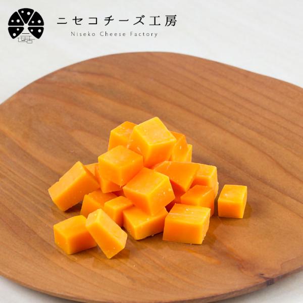 ミモレットは鮮やかなオレンジ色のチーズ。名前の由来はミモレ(半分柔らかい)から来ています。熟成したハードチーズは漬物のような風味がしますが、このミモレットは6ヶ月程度の熟成でほのかに甘いキャラメルのような風味がします。旨みが詰まりながらもク...