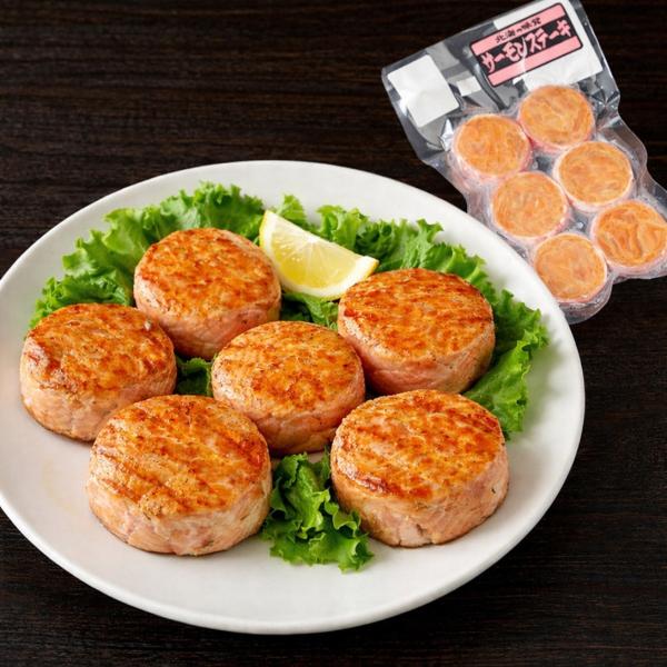 稚内(宗谷)産のフライパンで焼くだけの簡単調理で、本格的な海鮮ステーキをお楽しみいただけます。新鮮な鮭の身を粗ほぐしにして、デンマーク産の特製ベーコンで巻き込んでギュッと美味しさを凝縮させた海鮮ステーキです。内容：40グラム×6個　加工地：...